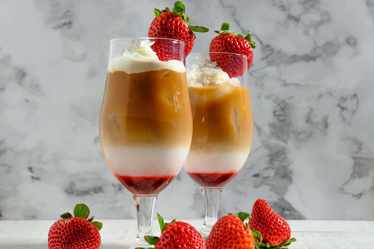Easy Iced Strawberry Latte (4 ingredients) • Zona Cooks